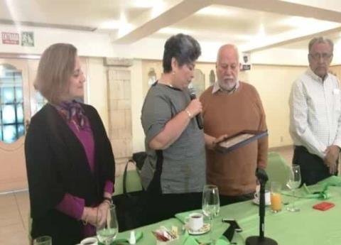 Entregan reconocimiento al poeta Dionicio Morales