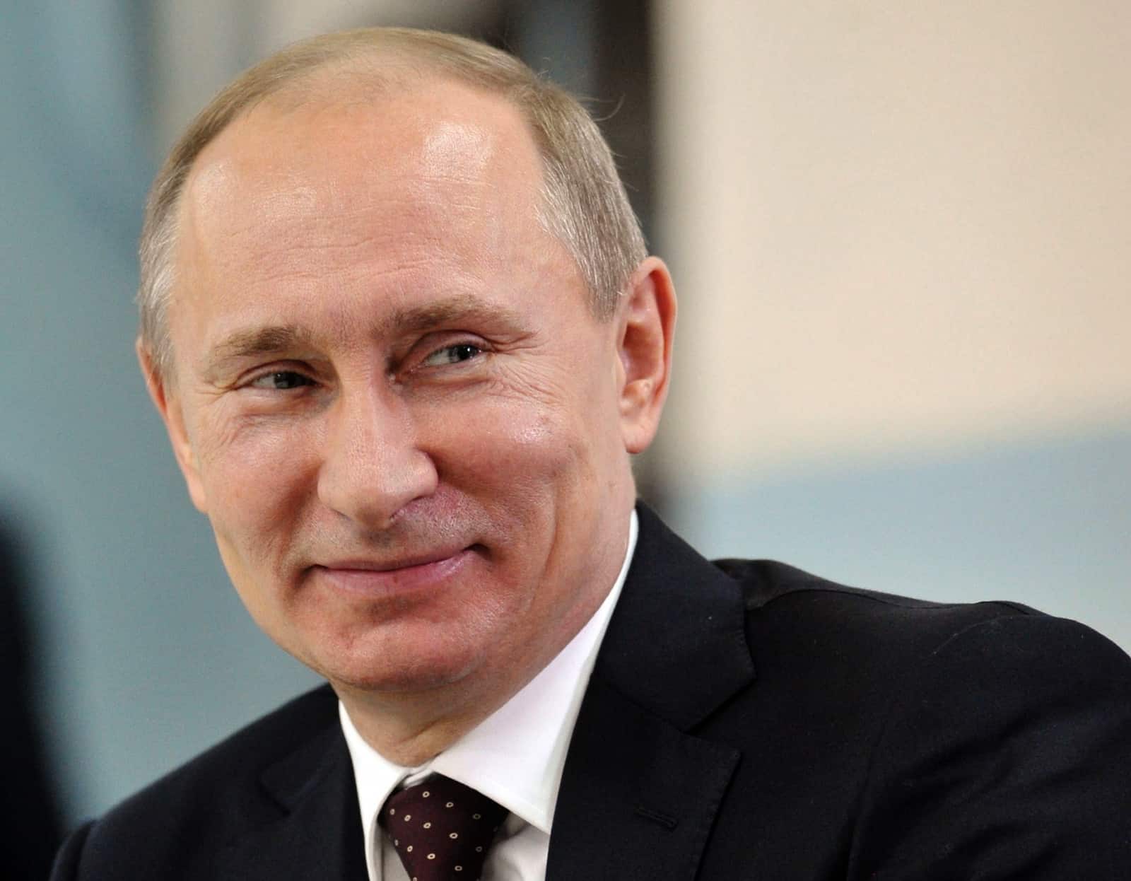 Putin ataca a EU y ofrece equipamiento a paises