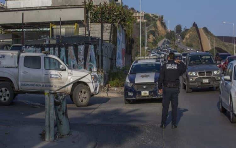 Cuerpo de mujer es colgado en puente vehicular en Tijuana
