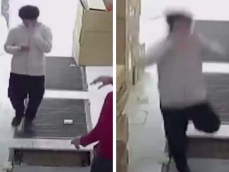 Joven cae en agujero por caminar distraído con su celular