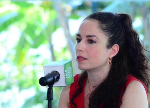 La doctora Itzel Mayans Hermida realizo la presentación de su libro