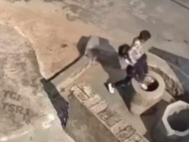 Niña arroja a un pozo a un niño en China